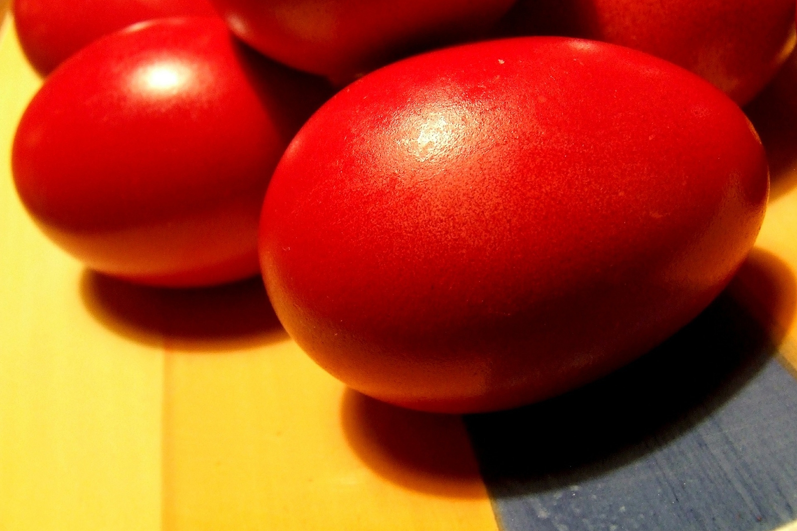 The Red Egg Game: Why do Greeks dye the Easter Eggs Red